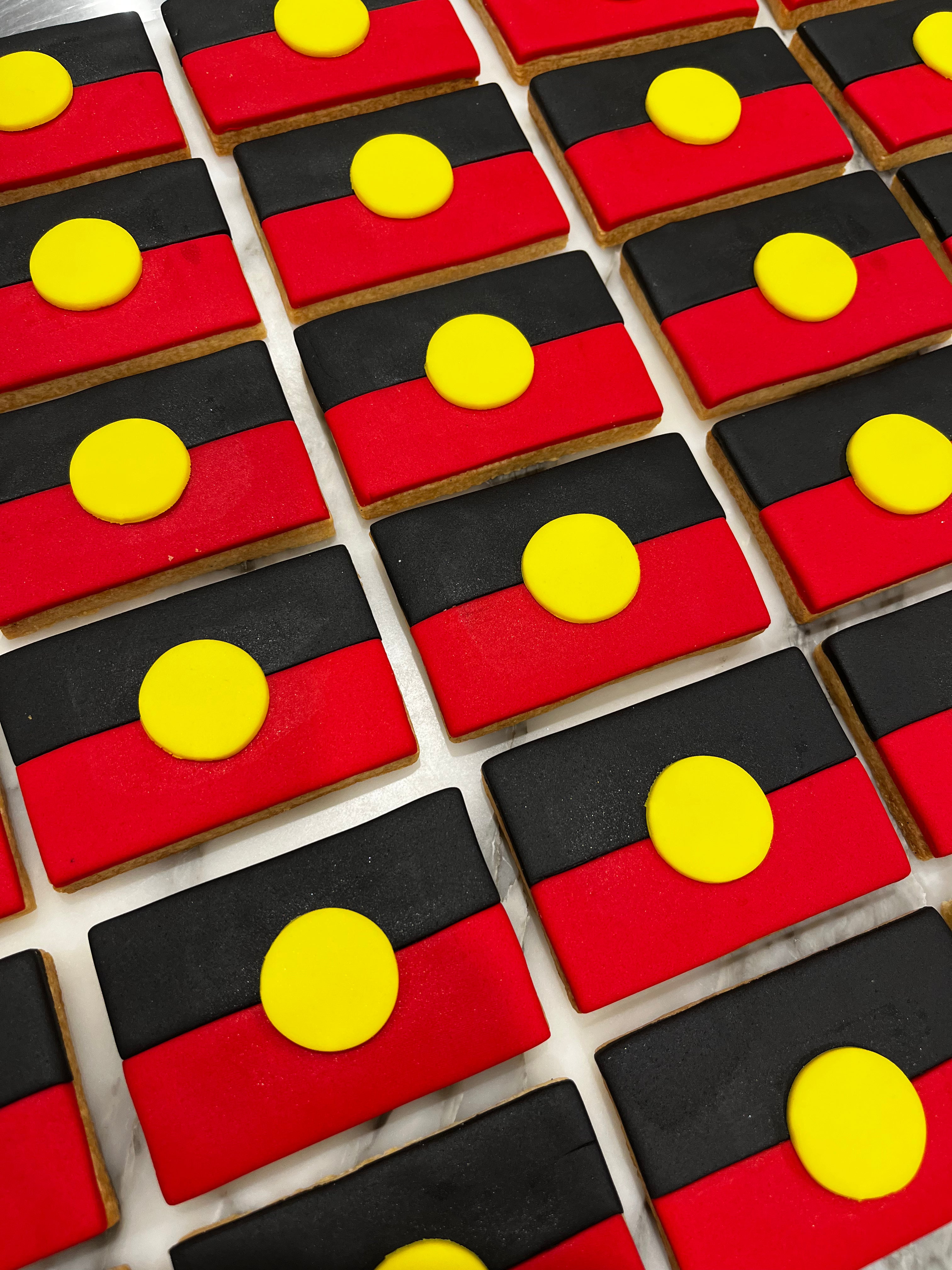 Aboriginal Flag Cookies – MBC Cookies & Cakes